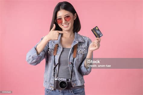 여름 캐주얼 옷에 관광 여성 아시아 미소 여자 노란색 배경으로 여행하는 승객 아시아 여자 가 에 여름 휴가 여행 재미 가방에