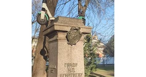 Цветя и тротинетка на поругания паметник на граф Игнатиев във Варна