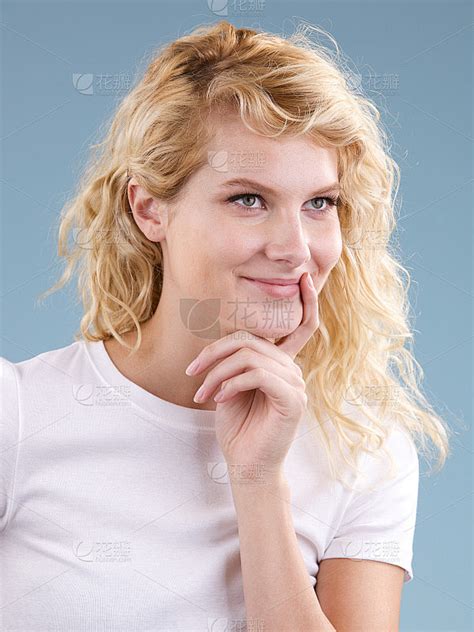 穿着白衬衫的金发女郎