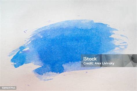 고립 된 흰색 바탕에 블루 수채화 얼룩입니다 흰색 배경에 고립에 손으로 그린 오 점입니다 그리기에 대한 스톡 사진 및 기타