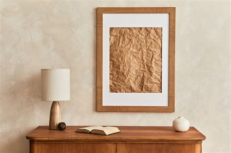 세련된 복고풍 컴모드 모의 포스터 프레임 및 액세서리와 중립 거실의 인테리어 디자인 템플렛 공간을 복사합니다 0명에 대한 스톡 사진 및 기타 이미지 Istock