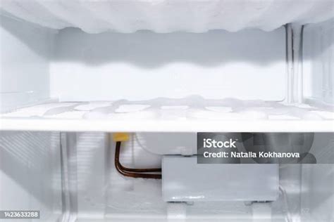 Kompartemen Freezer Dengan Es Beku Dan Evaporator Fokus Selektif