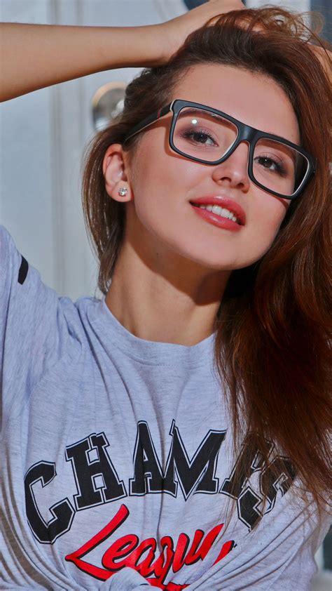 Download Wallpaper Model Redhead Glasses Pose Looking Fields Ava