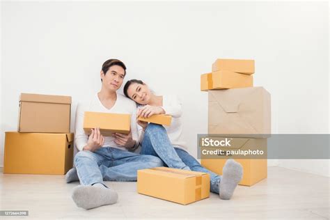 아시아 여성과 아시아 남자는 상자의 더미와 바닥에 앉아 상자를 수행 집을 옮기는 것은 아시아 커플 컨셉과 결혼했습니다 30 34세에 대한 스톡 사진 및 기타 이미지 Istock