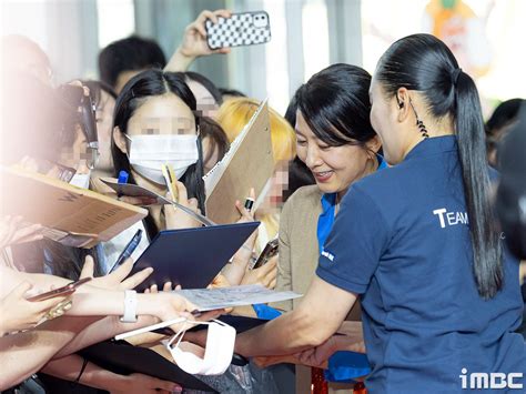 포토 김희애 특급 팬서비스
