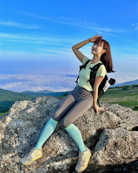 Su Kyeong Kang 소백산 정상에는 벌이 많은데요 🐝 할미꽃을 알아본건지 사진 찍을 때