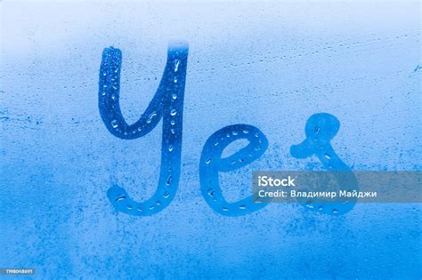 파란색 저녁 또는 아침 창 유리에 예 방울과 창조적 인 비문 예 0명에 대한 스톡 사진 및 기타 이미지 0명 개념 개념과 주제 Istock