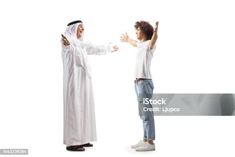곱슬 머리를 가진 남자를 만나는 가운을 입은 성숙한 아랍 남자의 전체 길이 프로필 사진 18 19세에 대한 스톡 사진 및 기타 이미지 18 19세 2 3 살 2명
