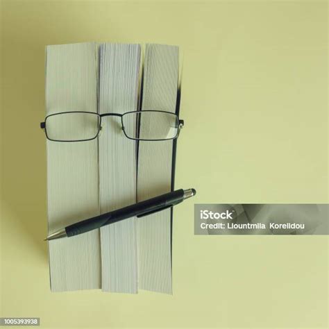 두꺼운 새로운 책 안경 및 연필의 스택 사람의 얼굴 묘사 개념읽기 시험 훈련에 대 한 준비 0명에 대한 스톡 사진 및 기타 이미지 Istock