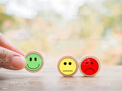 행복한 얼굴의 나무 블록을 정리하는 손을 닫습니다 고객 서비스 평가 경험 피드백 감정 및 만족도 설문 조사 감정에 대한 스톡