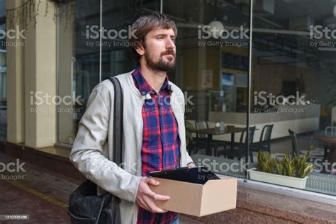문서 상자를 가진 실업자 관리자는 세계 경제 위기로 인해 직장을 잃었습니다 실업률은 상승하고 우울증 사업 절망 실업 개념 30