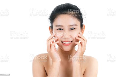 흰색 배경에 고립 된 아름다움 피부와 얼굴매력적인 아시아 젊은 여성의 초상화 건강한 피부와 페이스 케어 컨셉 건강한 생활방식에