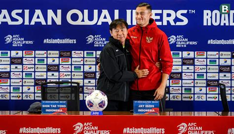 Foto Momen Jahil Pelatih Timnas Indonesia Shin Tae Yong Ajak Jeje Foto