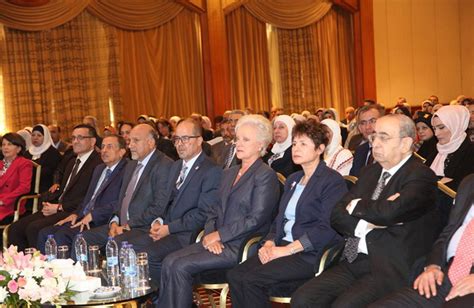 الأميرة منى الحسين تكرم الممرضين والممرضات والقابلات القانونيات صحيفة