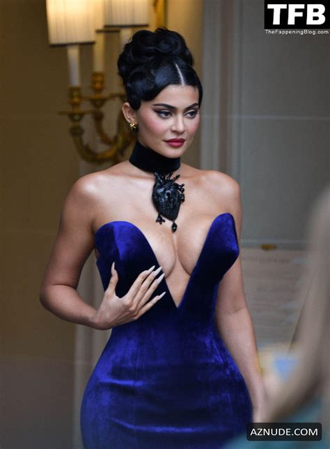 Kylie Jenner Sexy Seen Flaunting Her Deep Cleavage At Paris Fashion