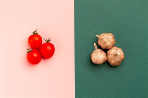 두 색 골 판지에 크리에이 티브 야채 모형 3 개의 빨간 토마토 건조 비타민 마늘 질감된 디자인 골 판지에 개념입니다 식량
