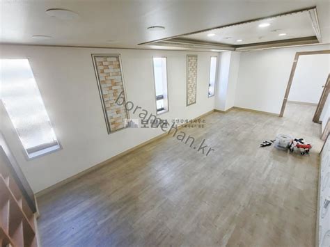 넓은 공간의 홀과 룸2개 갖춘 사무실 벽바닥 리모델링