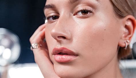 5 Benefits Of Rubbing Ice Cubes On Face