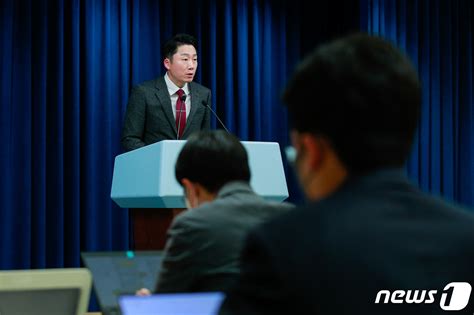 현안 브리핑하는 이재명 부대변인 네이트 뉴스