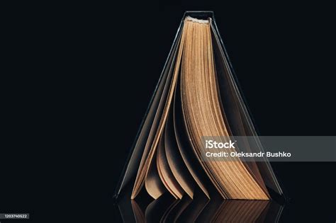 디자인에 대 한 아름 다운 고 대 책 패턴 배경입니다 검은 유리 테이블 배경에 책 0명에 대한 스톡 사진 및 기타 이미지 0