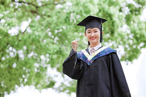 带着学位帽的女生手举毕业证书庆祝毕业高清图片下载 正版图片501750142 摄图网