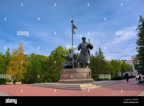 Denkmal Von Kerey Und Zhanibek Fotos Und Bildmaterial In Hoher