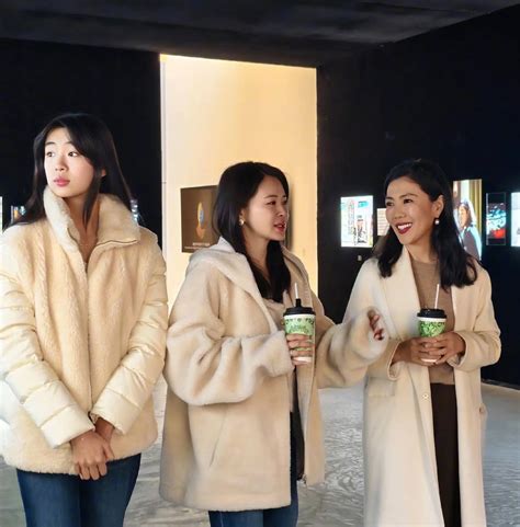 佟大为妻子关悦带女儿看展 17岁佟含月大长腿瞩目