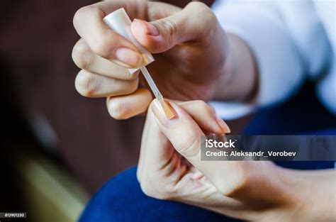 긴 손가락과 손톱 투명 네일 베이스 집에서 적용 여자 사진 닫기 매니큐어 미용술에 대한 스톡 사진 및 기타 이미지 매니큐어
