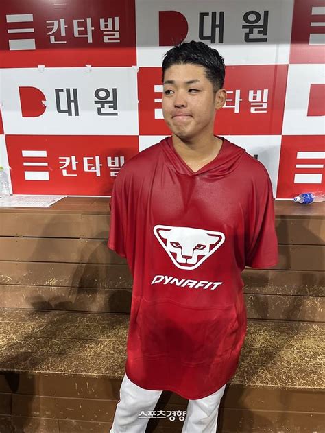 데뷔전 승리 투수 된 후 차가운 축하의 물세례시라카와의 미소 “ssg의 일원이 됐구나라는 느낌이 드네요” 스경x인터뷰