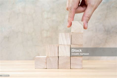 손으로 나무 테이블에 계단으로 스태킹 나무 블록 스태킹을 배열 성장 성공 프로세스를 위한 비즈니스 컨셉 복사 공간 개념에 대한
