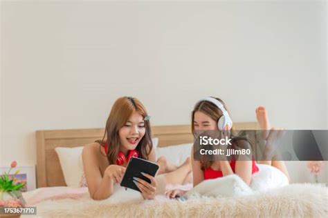 Teman Gen Z Di Tempat Tidur Berbagi Musik Momen Di Perangkat Digital