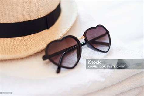 해변 여름 액세서리입니다 하트 모양선글라스 세련된 니트 밀짚 모자 흰색 수건 최소한의 여름 개념 플랫 레이 공간을 복사합니다 맨 위 보기 여름 휴가 배경 휴가 항목 0명에