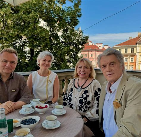 Жена Виктора Ющенко показала как они с мужем обедали в компании мэра