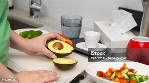 Closeup Tangan Wanita Memotong Alpukat Di Dapur Foto Stok Unduh Gambar Sekarang Alpukat