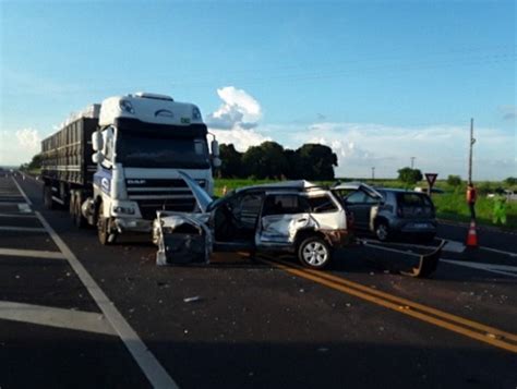 Colisão Entre Carros E Caminhão Deixa Pai E Filho Gravemente Feridos Na