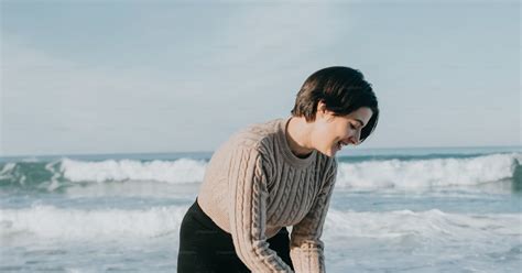 한 여자가 해변에서 개와 놀고 있다 사진 Unsplash의 도그 비치 이미지