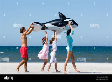 Glückliche Familie Am Strand Stockfotografie Alamy