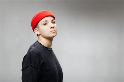 회색 배경에 블라우스와 빨간 모자를 쓰고 짧은 머리를 가진 소녀 20 24세에 대한 스톡 사진 및 기타 이미지 20 24세 20 29세 갈색 머리 Istock