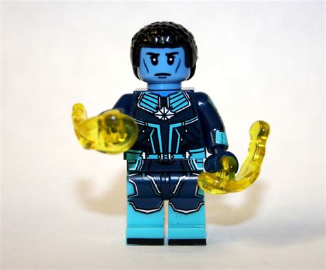 Att Lass Captain Marvel Minifigure Minifigureoutlet