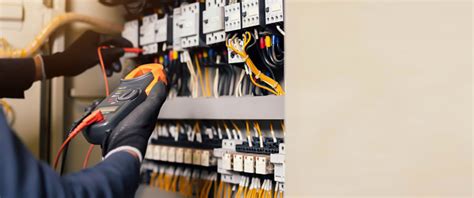 전기 엔지니어 작업 테스터 는 전기 캐비닛 제어에서 전력 전기 라인의 전압과 전류를 측정하고 릴레이 보호 시스템에 전선 베이 제어 장치 중간 전압 개폐기 전기 연료 및 전력