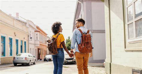비오는 날 거리를 걷는 매력적인 귀여운 힙스터 다문화 커플의 뒷모습 사진 Unsplash의 세르비아 이미지