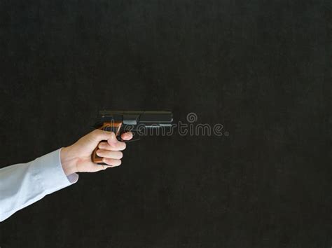 枪人指向 库存照片 图片 包括有 男性 间谍 智能 日程表 阴险 犯罪 射击 罪行 无尾礼服 2169936