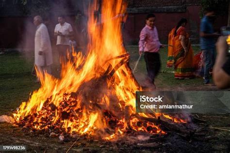 힌두교 축제인 홀리 로리에서 색채의 축제와 풍작 겨울의 끝을 축하하는 거대한 모닥불 주위에서 춤을 추는 사람들 홀리에 대한 스톡 사진 및 기타 이미지 Istock