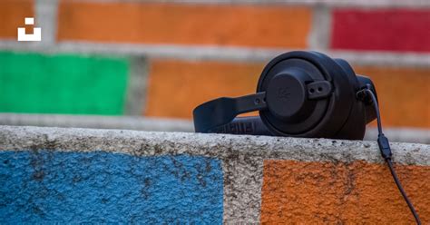 바닥에 검은색 헤드폰 사진 Unsplash의 무료 음악 이미지