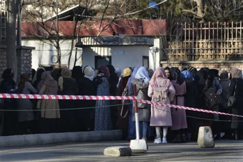 Талибы запретили женщинам посещать университеты