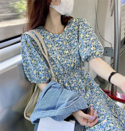 아임달라 여성 블루 플라워 패턴 반팔 쉬폰 플레어 롱 원피스 셔링 꽃무늬 드레스