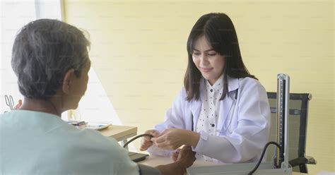 아시아 노인 남성 환자는 병원에서 상담 및 방문 의사입니다 사진 Unsplash의 건강한 라이프스타일 이미지