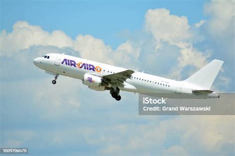 비행기 수 Bsn 공기 카이로 어 버스 A320214 바르샤바 쇼팽 공항에서 이륙 Airbus A320 214에 대한 스톡 사진
