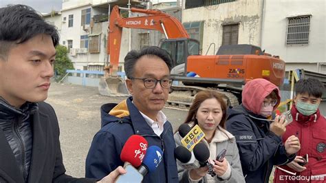 新聞 快訊／柯文哲農地動工了！怪手進駐開挖刨柏油 下方挖出石塊磚頭 看板 Gossiping Mo Ptt 鄉公所