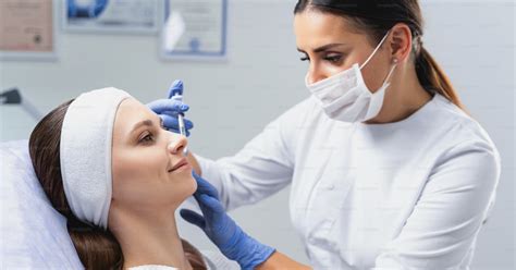 젊은 여성 얼굴의 팔자 주름을 최소화하는 일회용 멸균 라텍스 장갑의 전문 피부과 의사 사진 Unsplash의 피부과 이미지